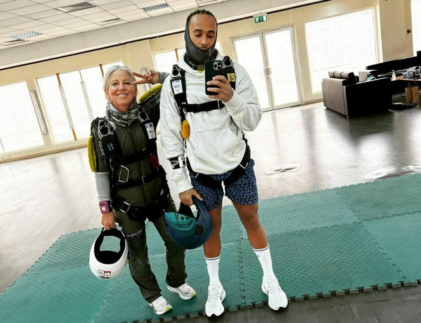 Lewis Hamilton saute en parachute à Dubaï