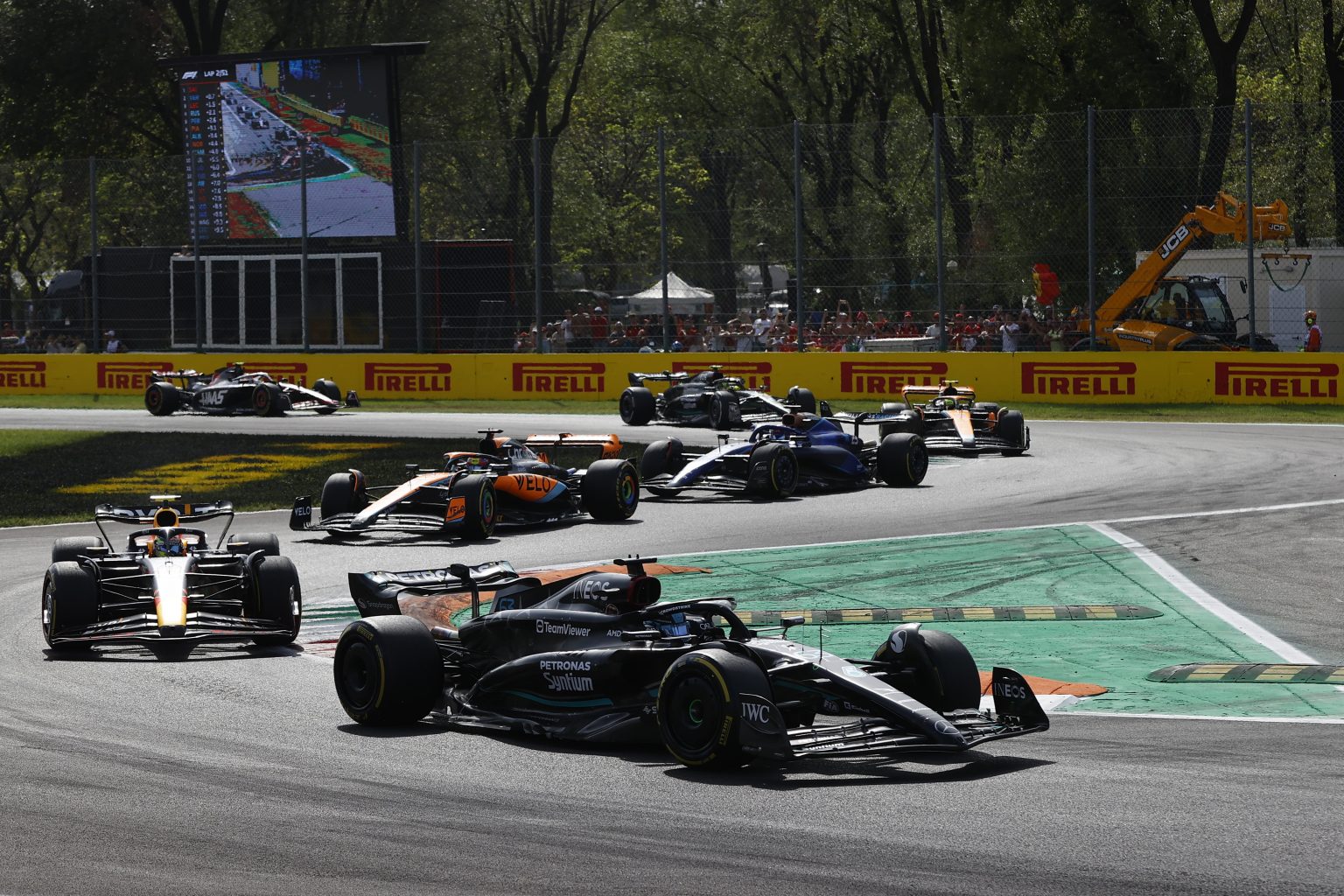 Russell appelle à des changements au premier virage de Monza