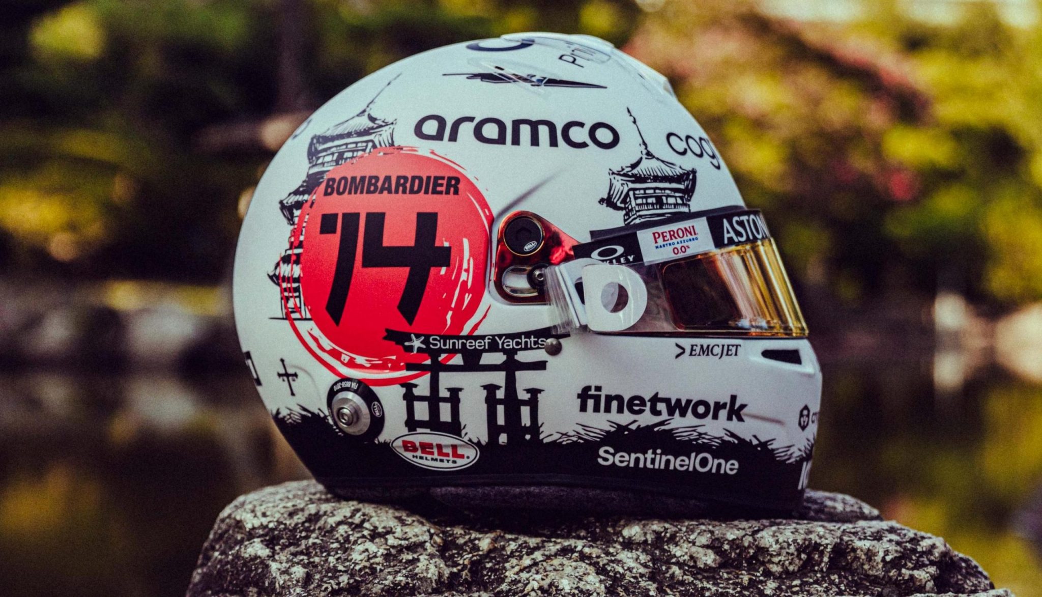 Fernando Alonso avec un casque Samouraï au Grand Prix F1 du Japon