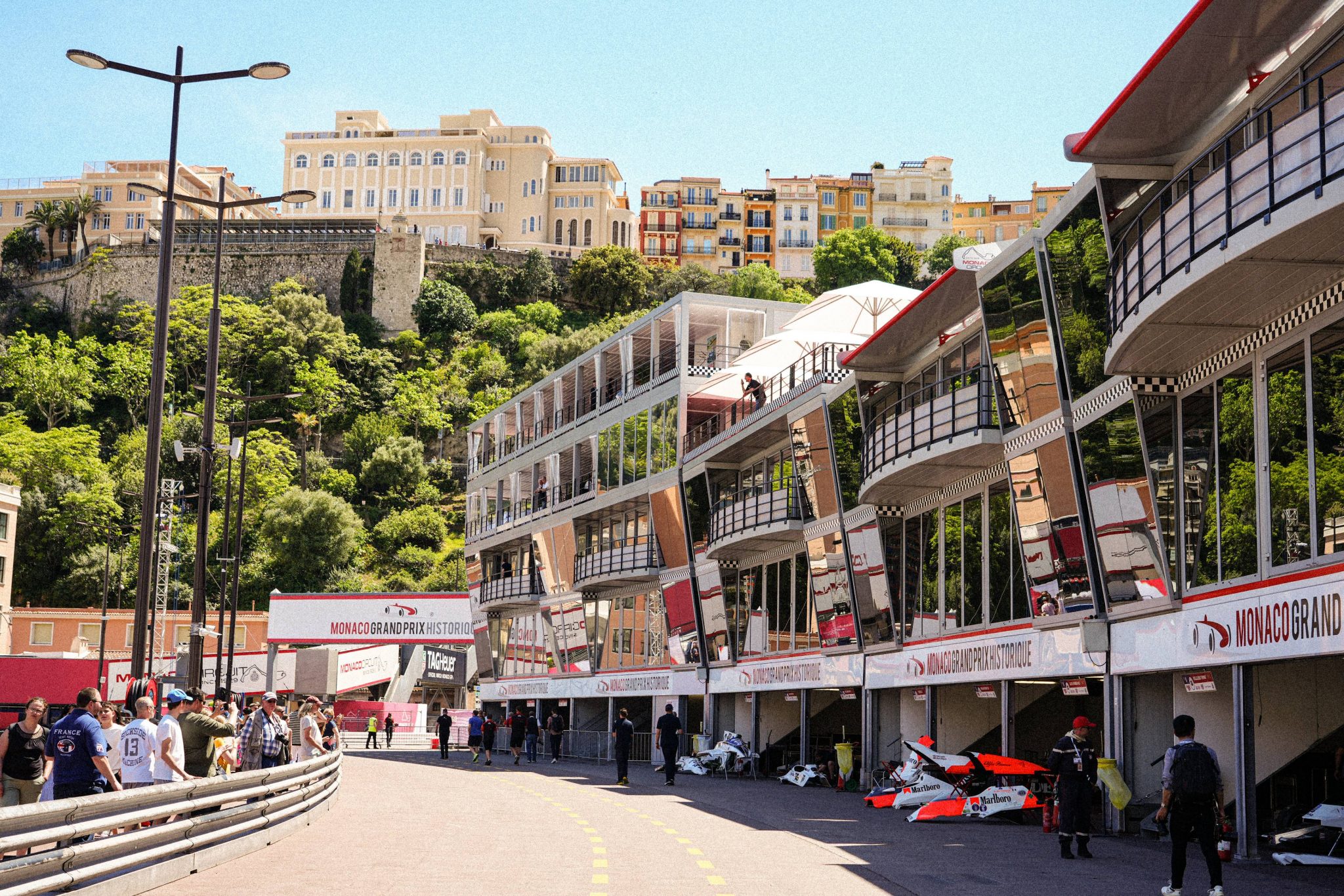 Un nouveau bâtiment imposant dans la voie des stands à Monaco